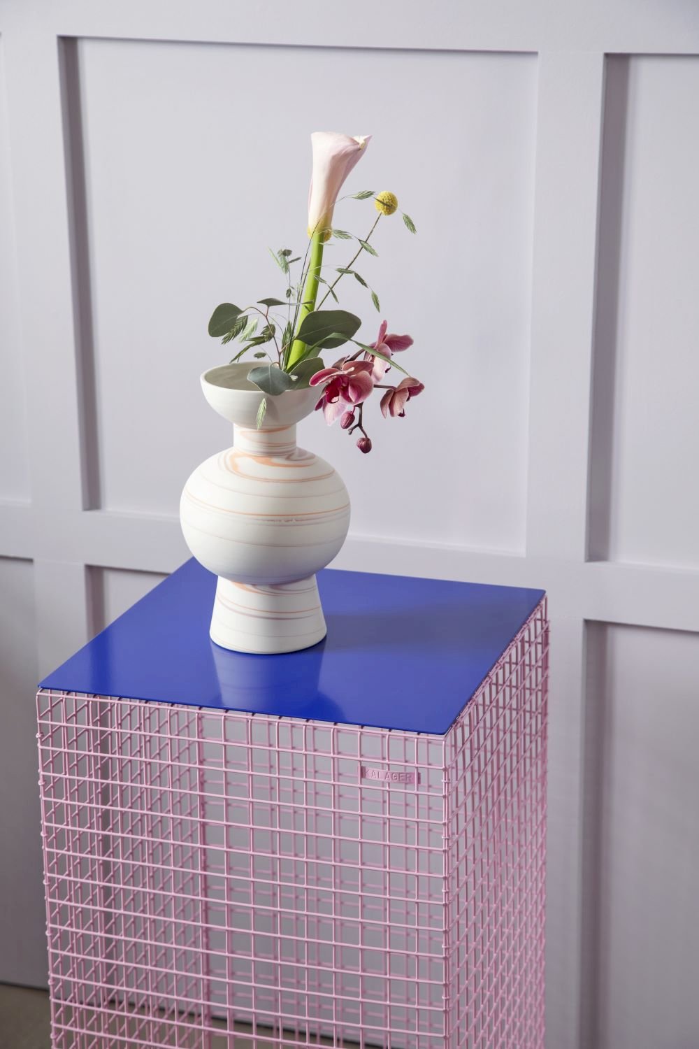 PEDESTAL – Elegant pedestal from Kalager Design made of 100% wire